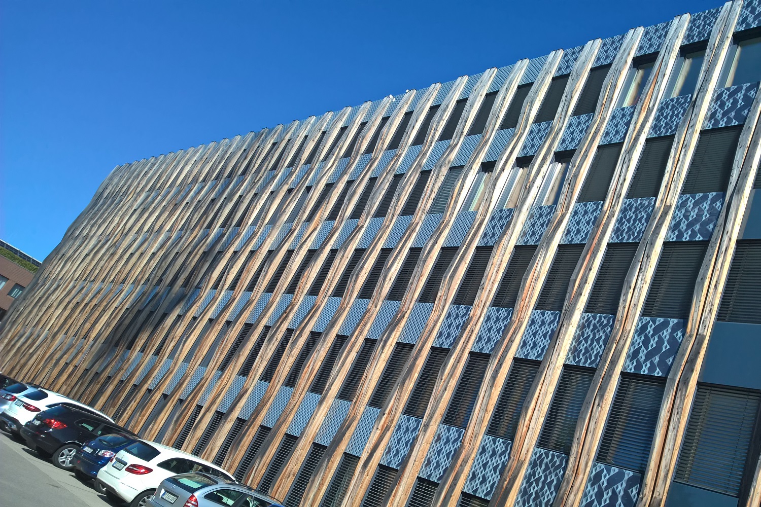 Fassade mit Photovoltaik-Modulen in sechs Größen und mit sieben Mustern ...